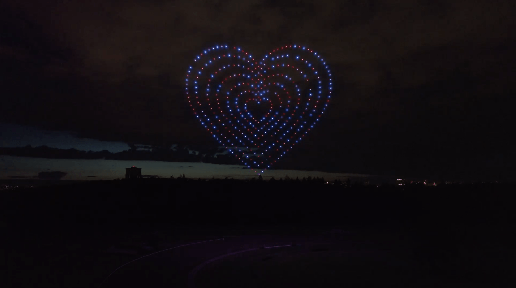 Illuminez votre mariage avec un spectacle de drones lumineux.